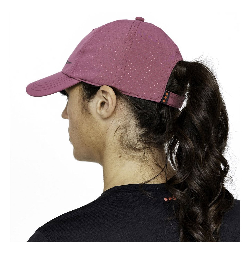 Купить кепку Saucony Outpace Petite Hat | Интернет-магазин RunLab